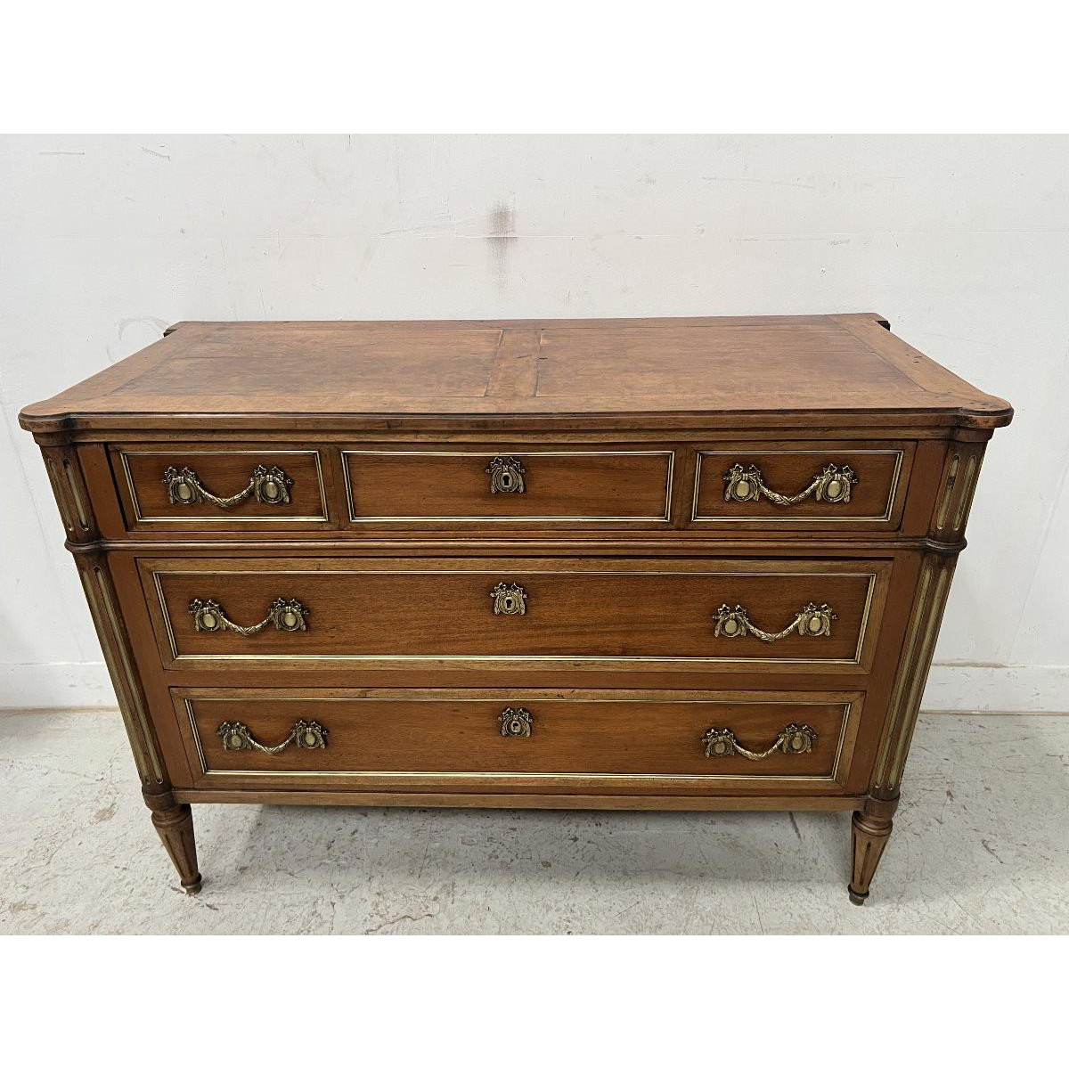 Mahoniehouten commode in Lodewijk XVI-stijl met een blad van grijs ...