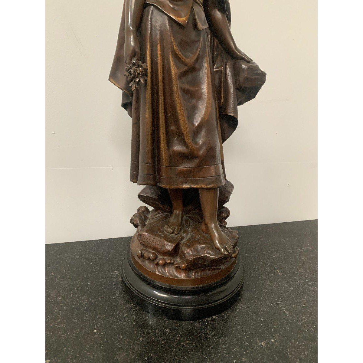Pierre Ernst Bouret "Jeune fille à la cape" sculpture en bronze patiné ...